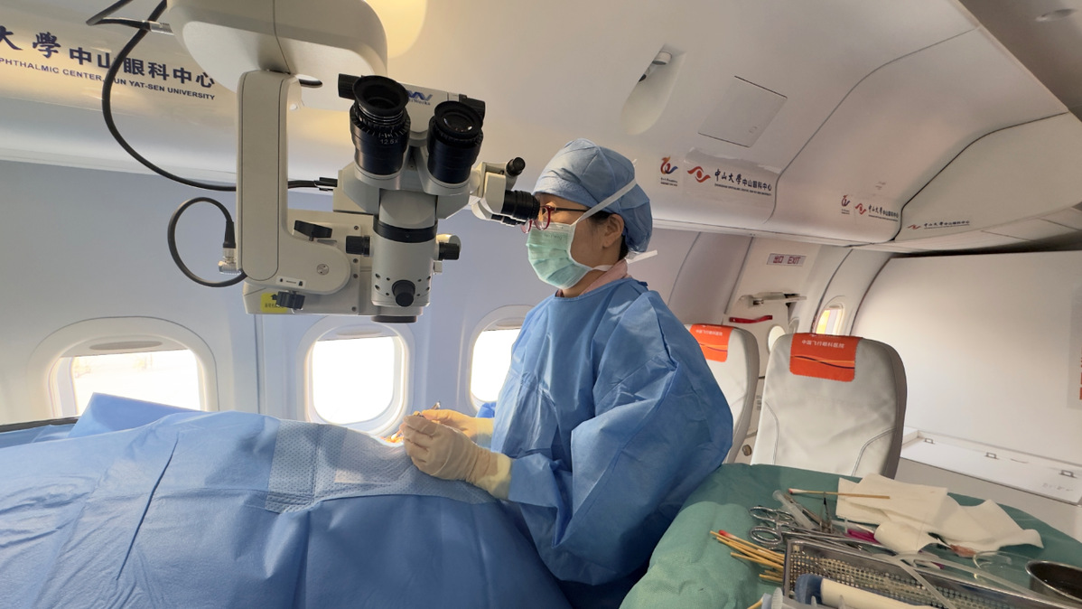 SYSU doctor carries out eye surgery in C909 aircraft-中山大学 SUN YAT-SEN UNIVERSITY